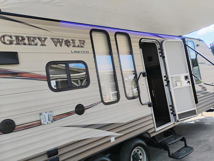 Enjoyable Camper Available - Bradenton, FL