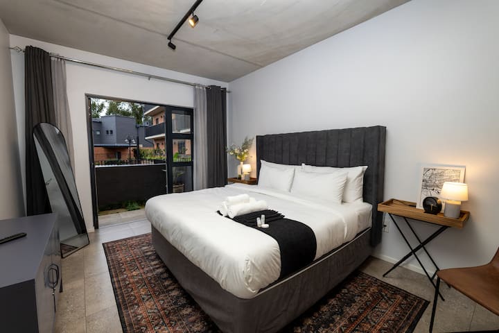 Hyde Park 2-bed | En-suite | Backup Power & Water - Johannesburg