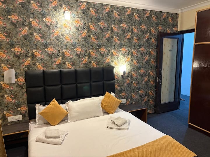 Entire 6 Bedrm 4 Bath Riverside Home + Kitchen - Srinagar