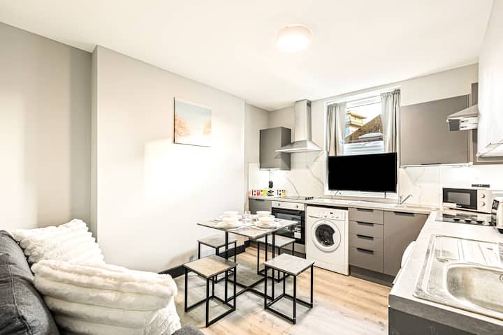 F3 | 1 Min To Tube | Central | Modern | Sleeps 8 - London