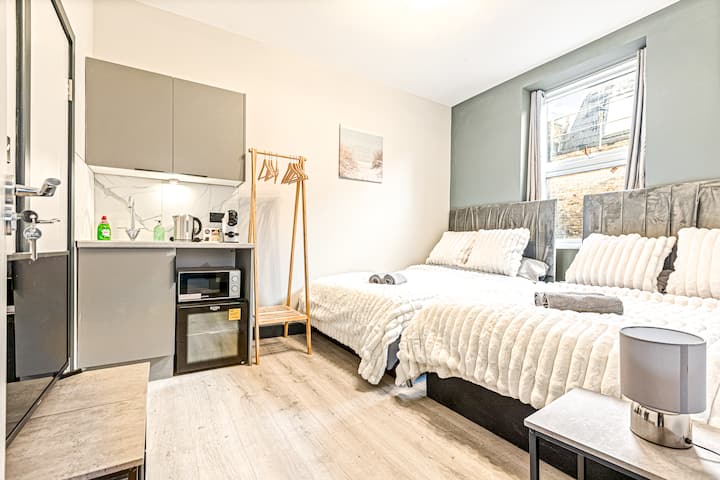 F1 | Brand New | Modern | Sleeps 4 - London