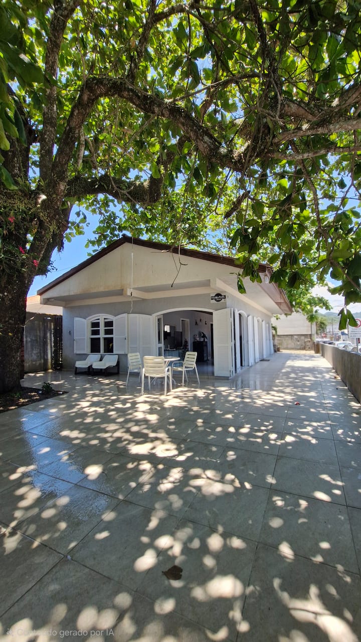 Casa Meia Quadra Do Mar. Ar Cond. Todos Os Quartos - Matinhos