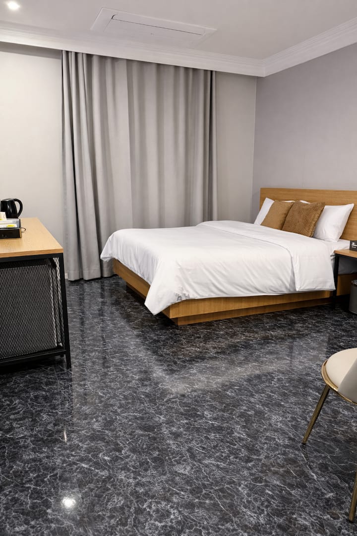 Clean&safe Hotel With Underneath Carpark - Ansan-si