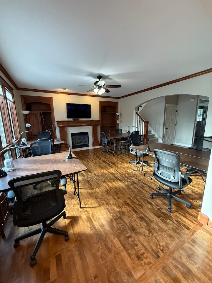 Sleeps 10 + Crafting Space! - Ankeny, IA