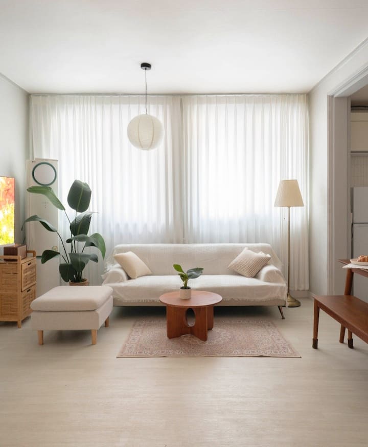 #8인독채/반월당 도보5분/넓은거실/동성로/짐보관/세탁건조/호텔침구/넷플릭스 무료 - Daegu