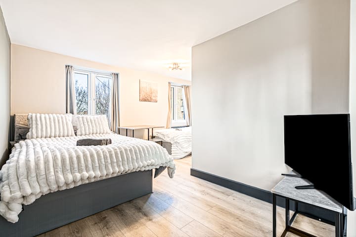 F5 | 1 Min To Tube | Sleeps 5 | Modern | Brand New - London