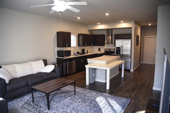 Modern 5br Edmond Home | Fast Internet + Garage - Edmond, OK