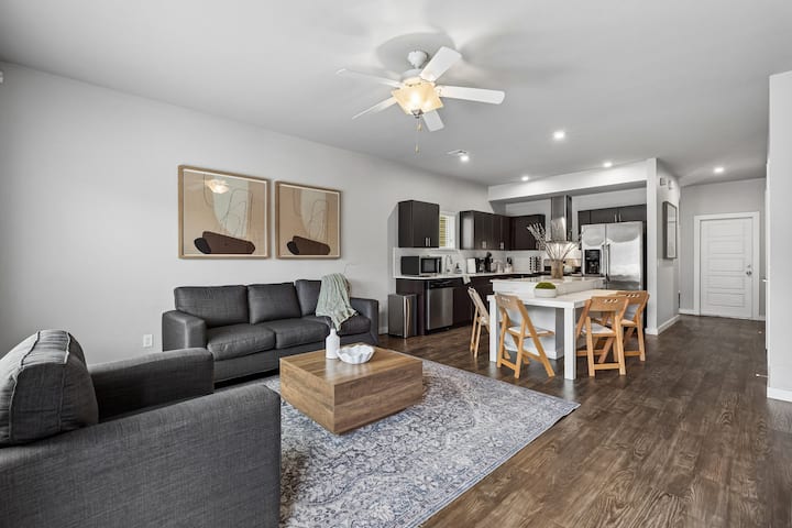 Spacious 5br For Groups | Sleeps 10+ | Garage | - Edmond, OK