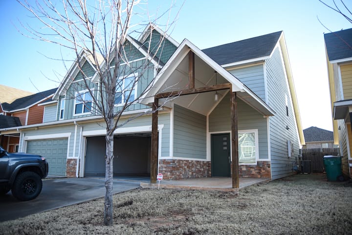 Modern 5br Edmond Home | Fast Internet + Garage - Edmond, OK