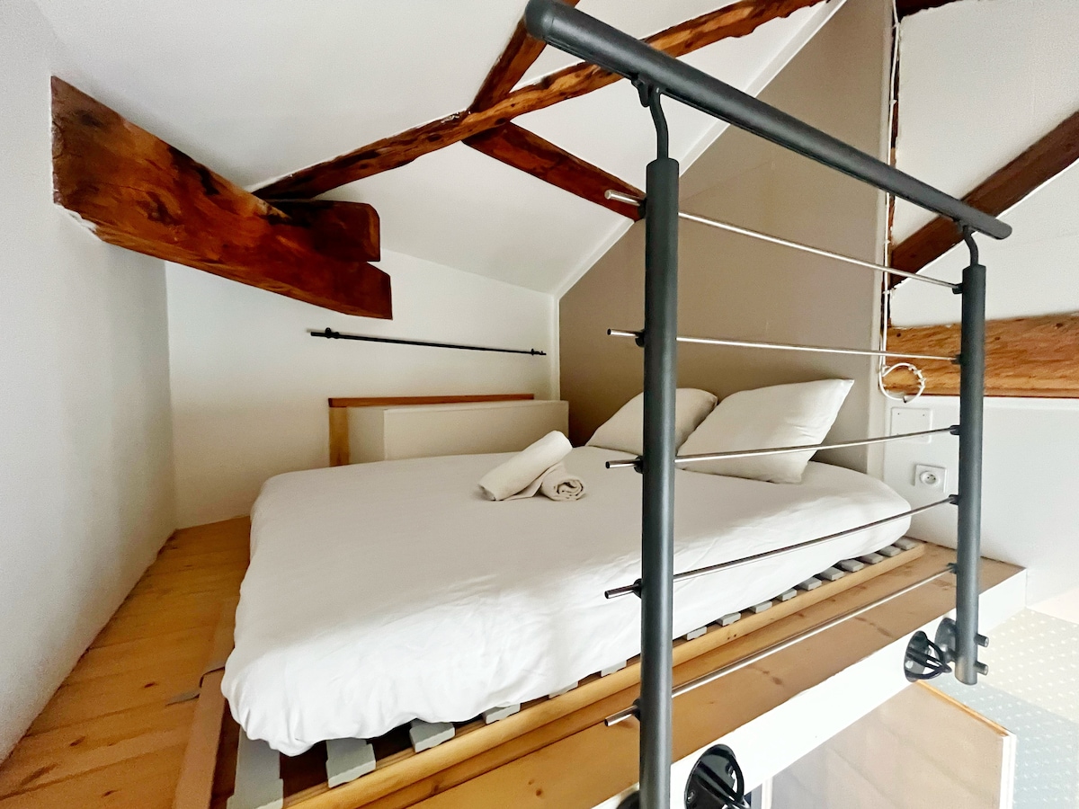 Obelisk Suite - 5 people - 24-hour check-in - Wi-Fi - Flats for Rent in ...