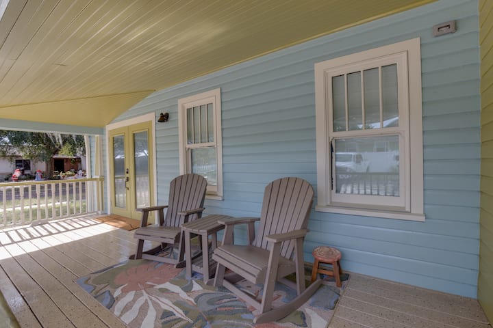 "Coastal Breeze” Cottage! - Dunedin, FL