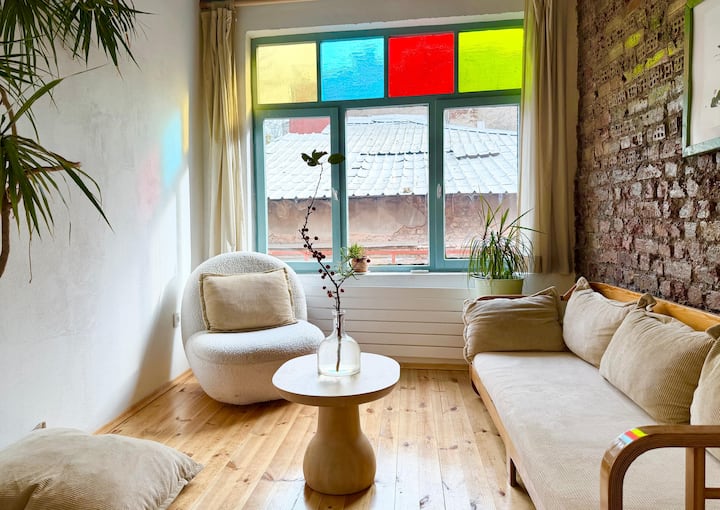 British Red Apartment (Center) - Fatih