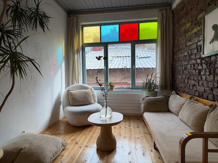 British Red Apartment (Center) - Fatih