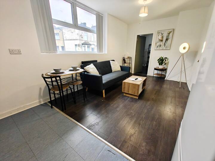 Modern 1br Business Stay With Fast Wifi - Bury