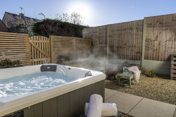 Dog Friendly Cottage With Hot Tub - The Old Forge - Winchcombe