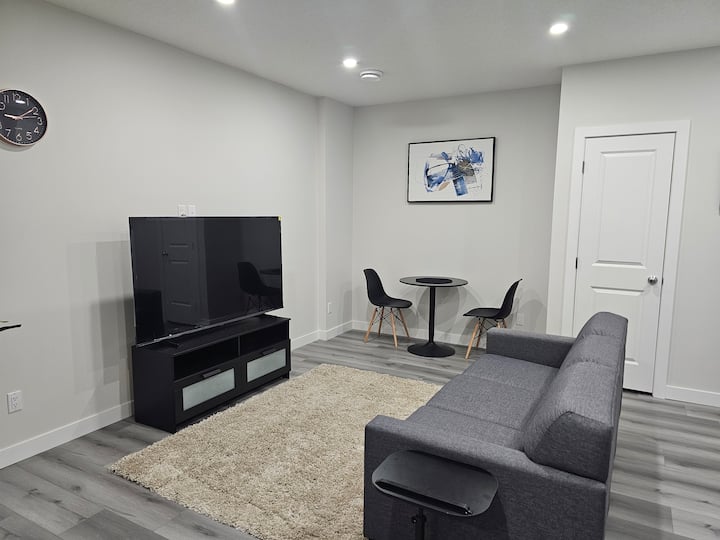 Cozy One-bedroom Apartment With Free Parking. - Airdrie