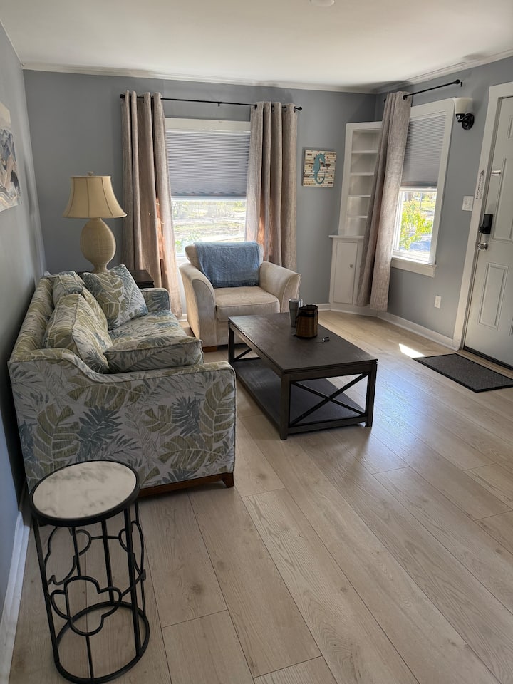 Gulf Blue Bungalow - Dunedin, FL