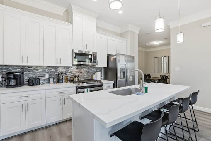 Sw Houston 2br | King Beds, Conference Table - Stafford, TX