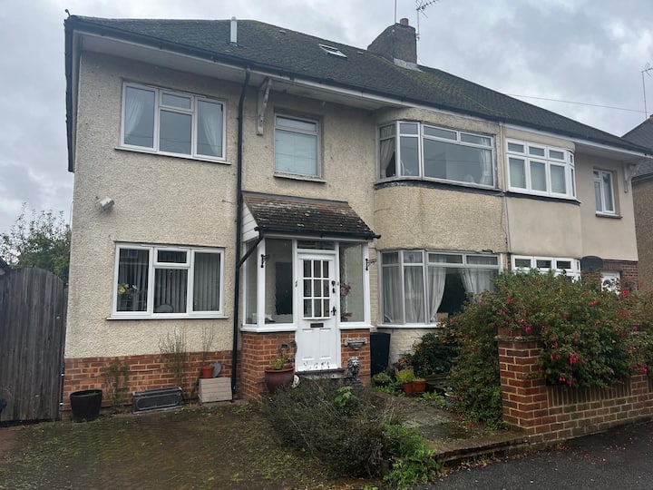 3 Bed Semi, Lounge/diner, Reception Rm And Study. - Farnham