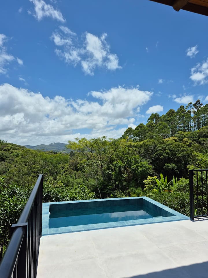 C. Com Duas Suítes, Banheira, Piscina, Churrasquei - Santo Amaro da Imperatriz