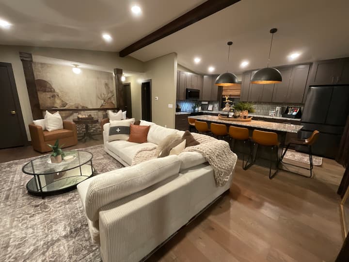 Refined Rustic Lodge Retreat - Mount Vernon, OH