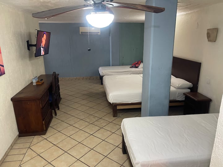 Habitación Con 3 Camas Y Vista Al Mar - Manzanillo