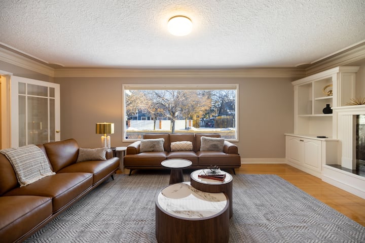 Cozy 6 Bedroom Inner City Bungalow - Calgary