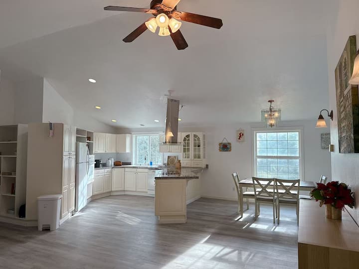 Sleeps 7 + Spacious Farm House On Private Land - Corvallis, OR