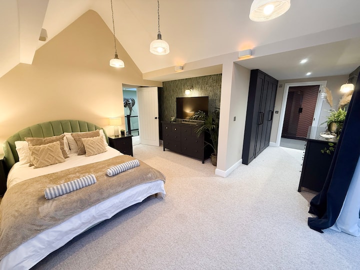 Beautiful 4-bed Home • Gated Parking+ Ev • Garden - Newton Abbot