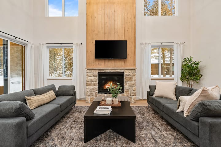 The Dacha | Luxe Modern Cabin W/ Hot Tub & Sauna! - Island Park, ID