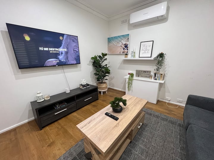 Spacious 3 Bedroom House - Caroline Springs