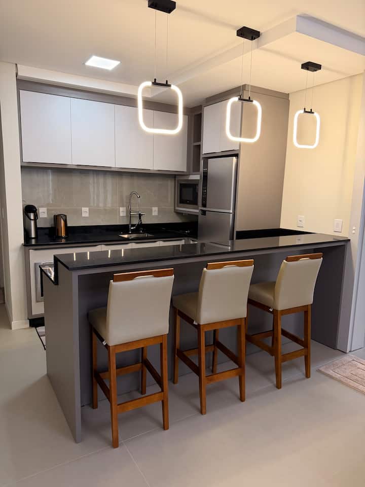 Apto Na Avenida | Praia Próxima | Elevador & Ar - Laguna