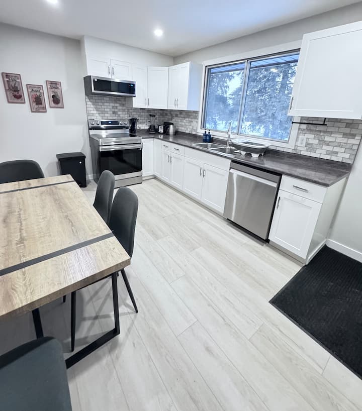 Renovated Upper Suite | King + 2 Queens | Sleeps 8 - Thunder Bay