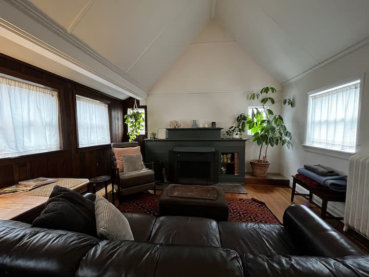 Cozy Cayuga Heights Creekside Cottage - Lansing, NY