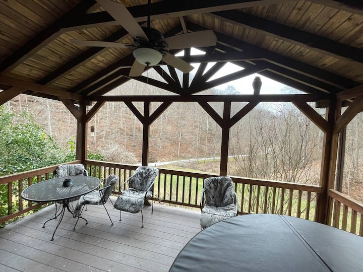 Squirrel Nest | Hot Tub Cabin Near Red River Gorge - Slade, KY