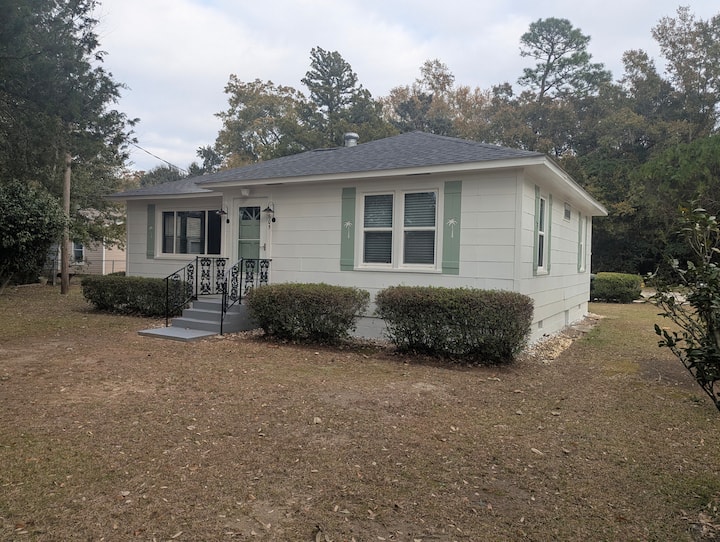 Welcome To 3 Oaks -Cozy Historic Cottage By Park! - Foley, AL