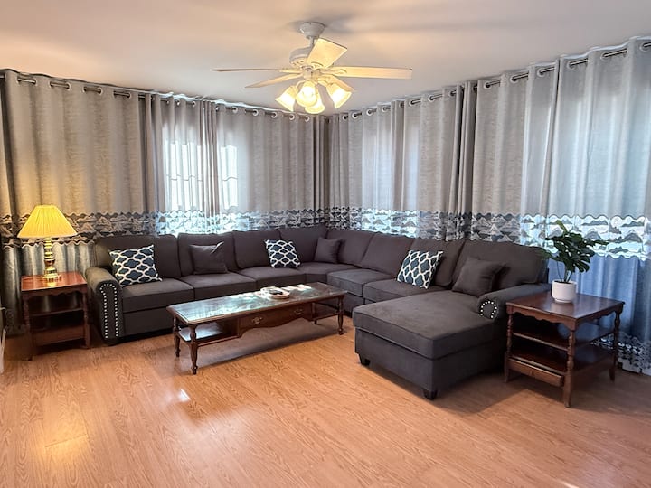 Spacious 5 Bedroom Dover Home - Dover, NH