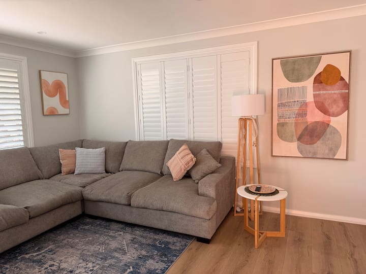 Comfortable, Welcoming Home With A Modern Interior - Parkes