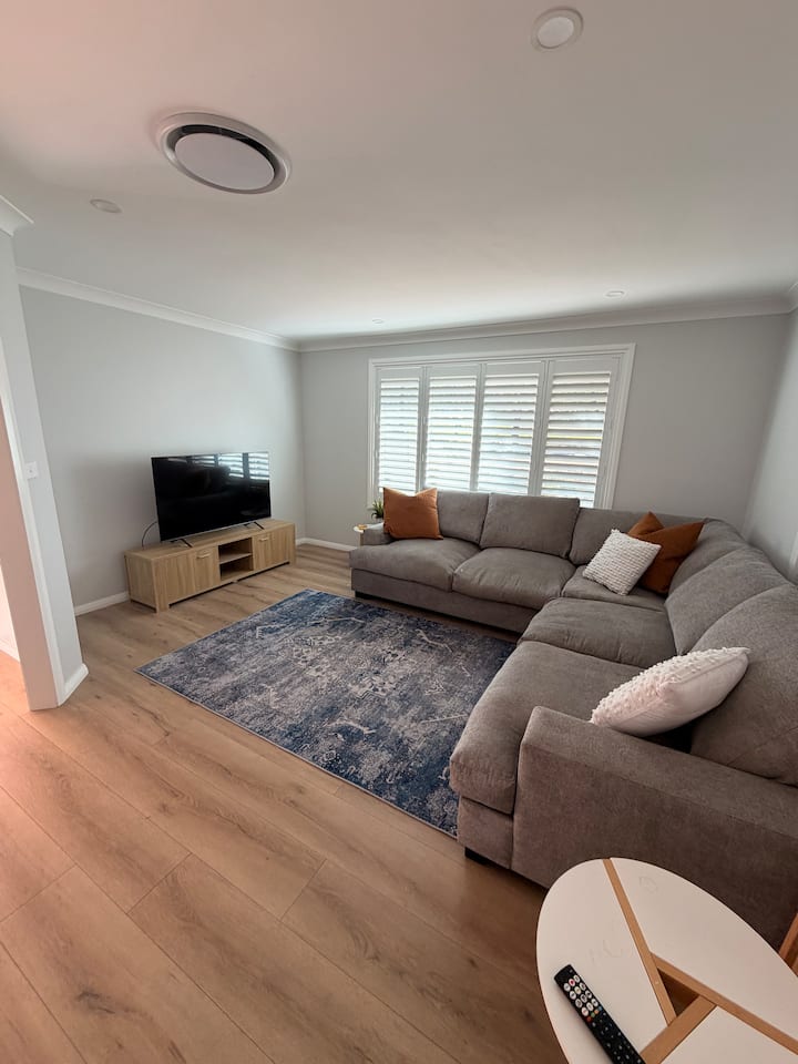 Comfortable, Welcoming Home With A Modern Interior - Parkes