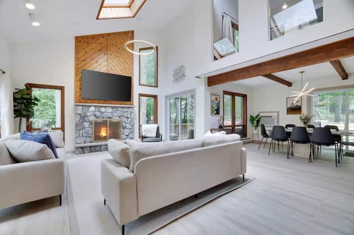 Yes! Your Big Hot Tub & 5 Br Poconos Retreat - Tannersville, PA