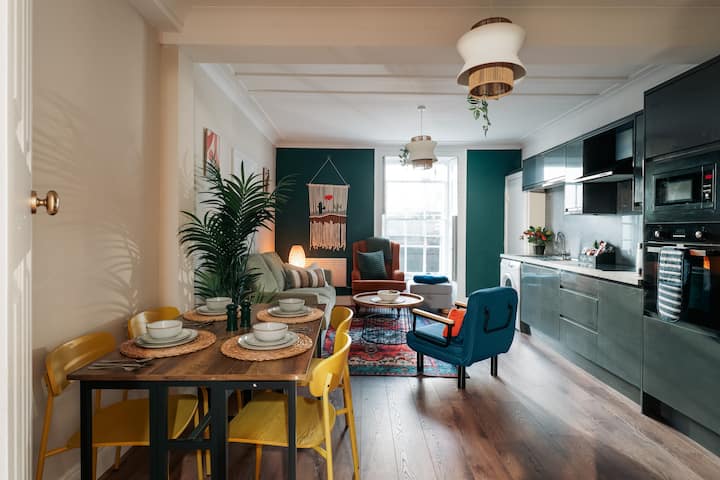 Stylish Harbourfront Apartment - Torquay, UK