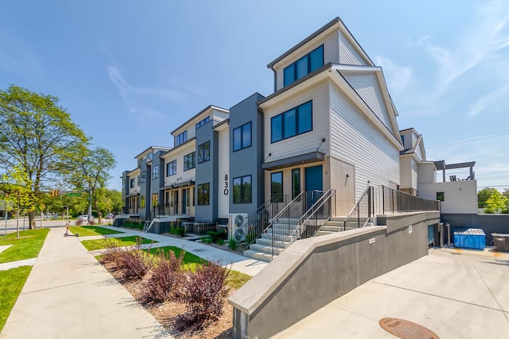 Stadium Suites - Full Bed - Ann Arbor, MI