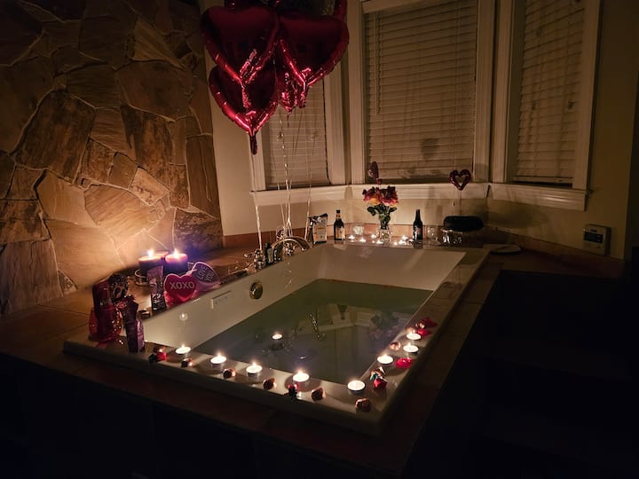 Hot Tub+pool+gameroom Firepit Airhockey Fooseball - Winston-Salem, NC