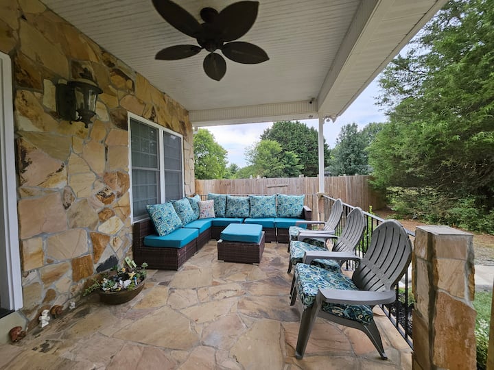 Hot Tub+pool+gameroom Firepit Airhockey Fooseball - Winston-Salem, NC