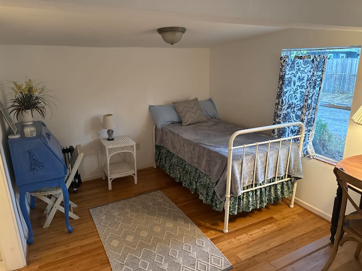 No-frills Studio Apartment! - Sarasota, FL