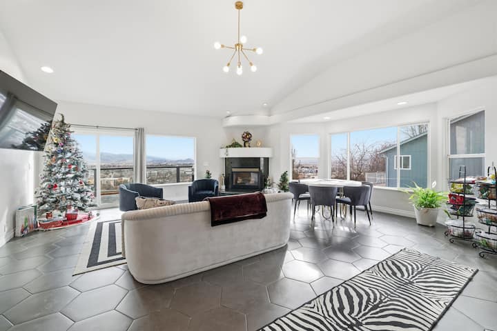 Hilltop Luxe Retreat | Sleeps 10 | City Views - Sparks, NV