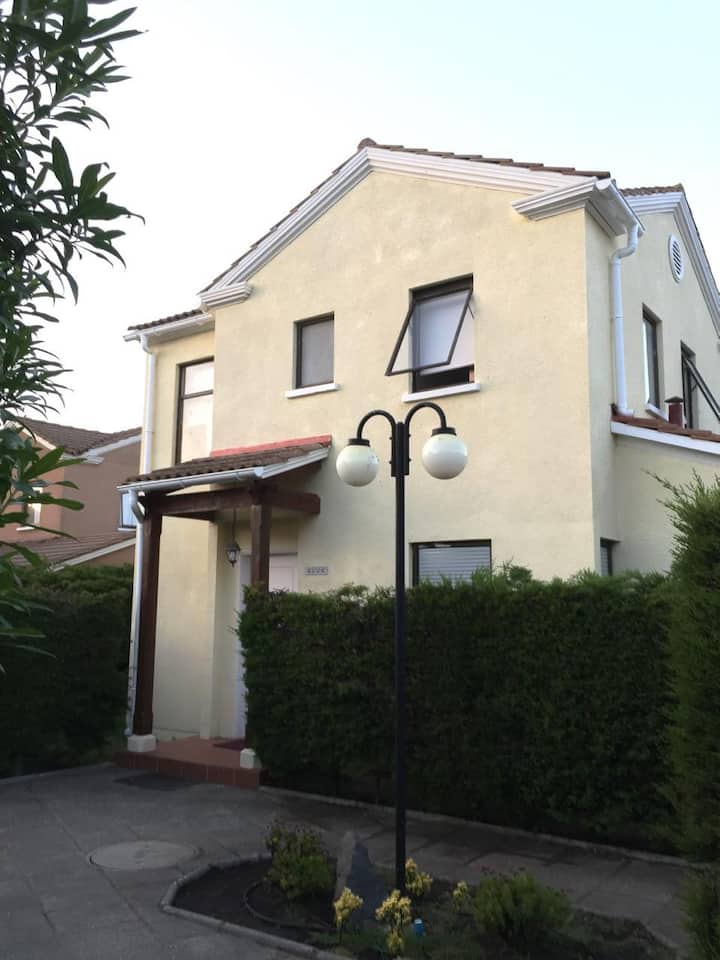 Casa Independiente A Pasos De La Playa - Papudo