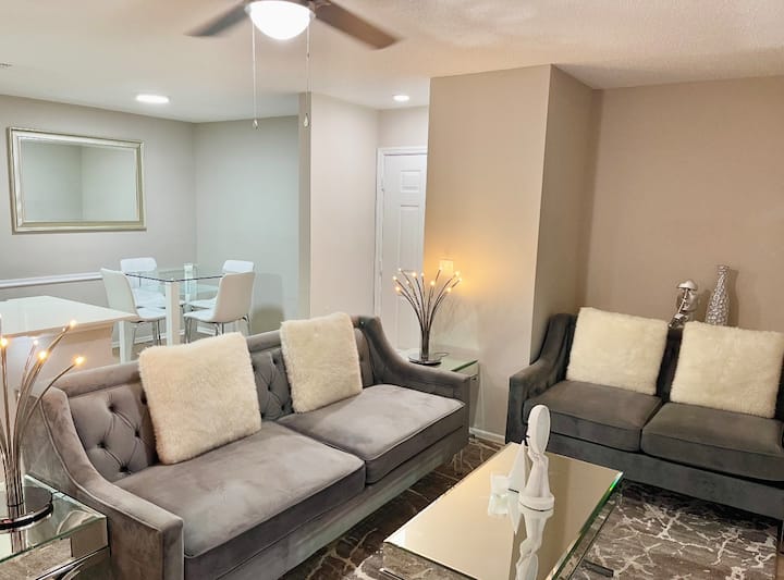 The Luxe Orlando Getaway - Orlando, FL