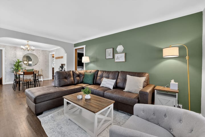*Ne Mpls* Hot Tub-sauna - Game Room- Backyard-pets - Minneapolis, MN