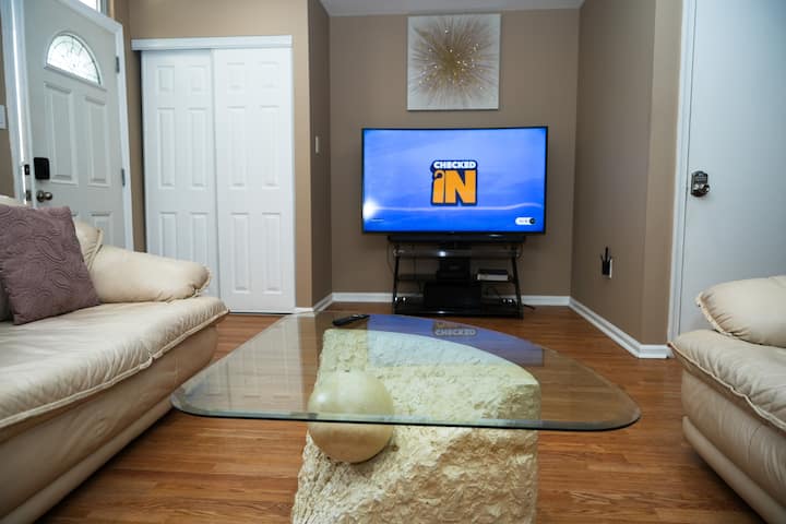 Near Dc Silver Spring Home Sleeps 8 - Silver Spring, MD